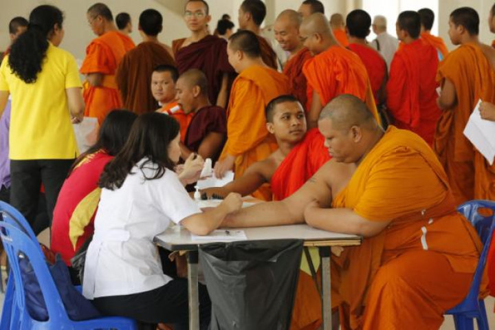 Bangkok Post - Monks face battle of the bulge