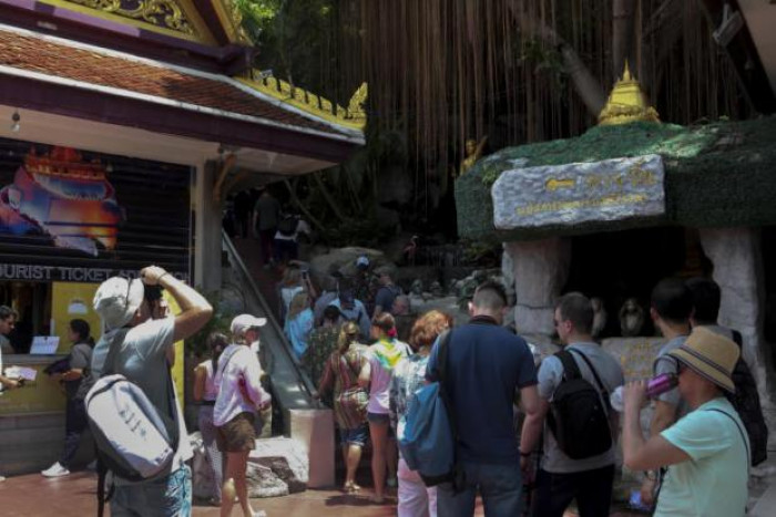 Bangkok Post - Buddhist followers cling to their beliefs in wake of ...