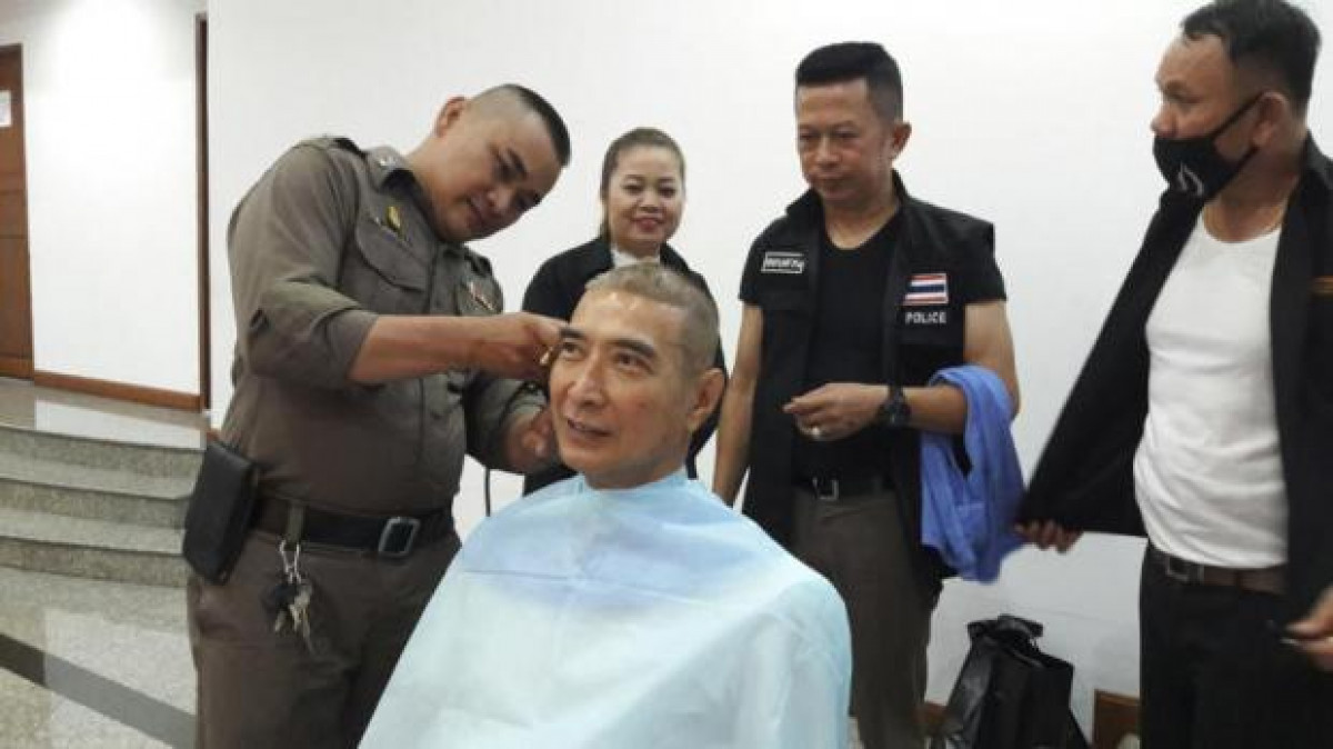 Bangkok Post - Close shave: Cops get ticket out of poverty