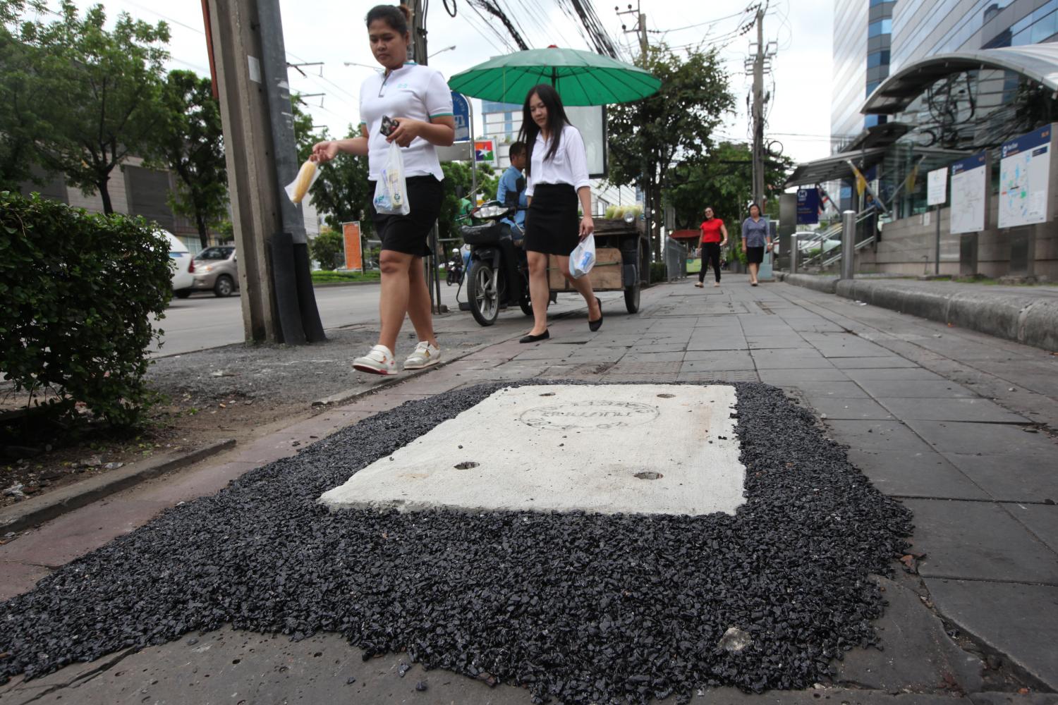 Bangkok Post - Courier falls down manhole into sewer