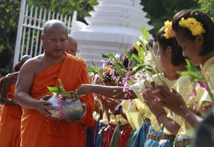 Bangkok Post - Flowers for monks