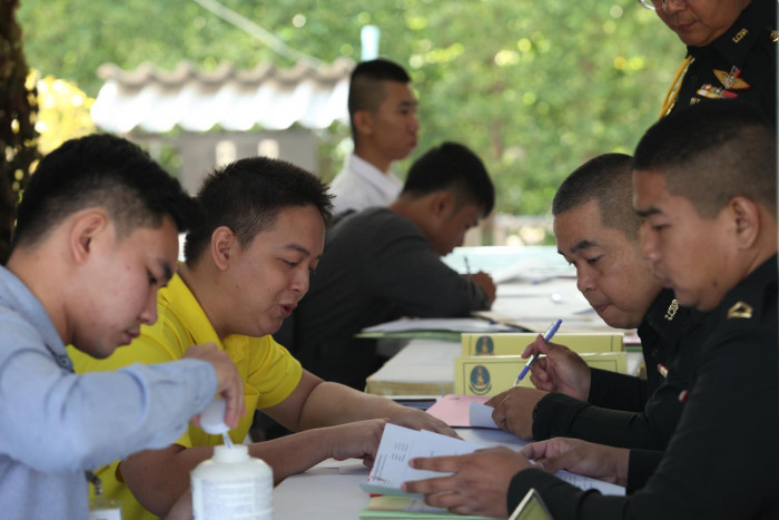 Bangkok Post - Reservists flock to first day of army recruitment drive