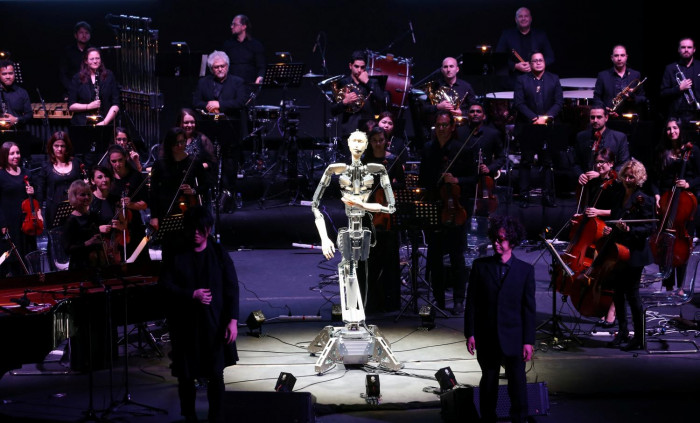 Bangkok Post - Robot conducts human orchestra