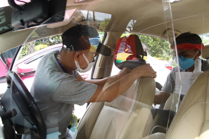 Bangkok Post - Taxis fitted with safety partitions