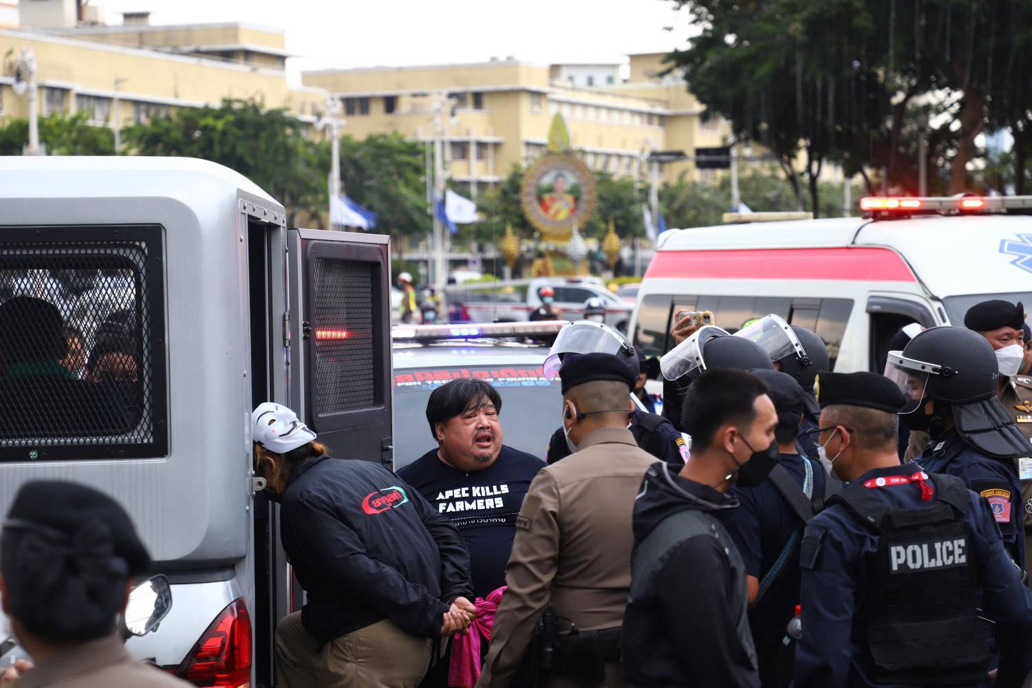 Bangkok Post - Rubber bullets used to quash rally, 25 cuffed