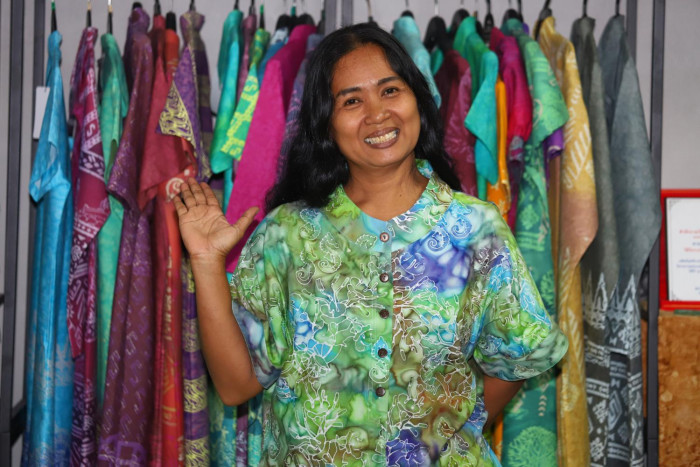 Bangkok Post - Life through the lens of a batik maker