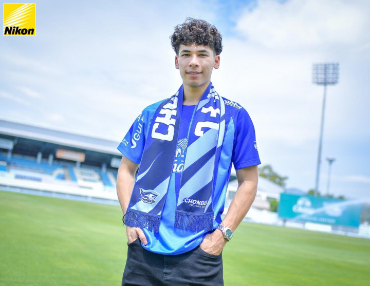 Bangkok Post - Young midfielder Davis becomes a Shark