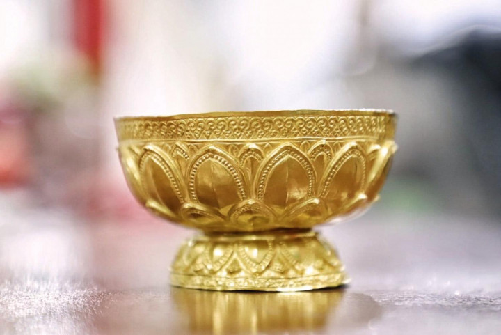 Bangkok Post - Construction work at temple turns up old gold bowl