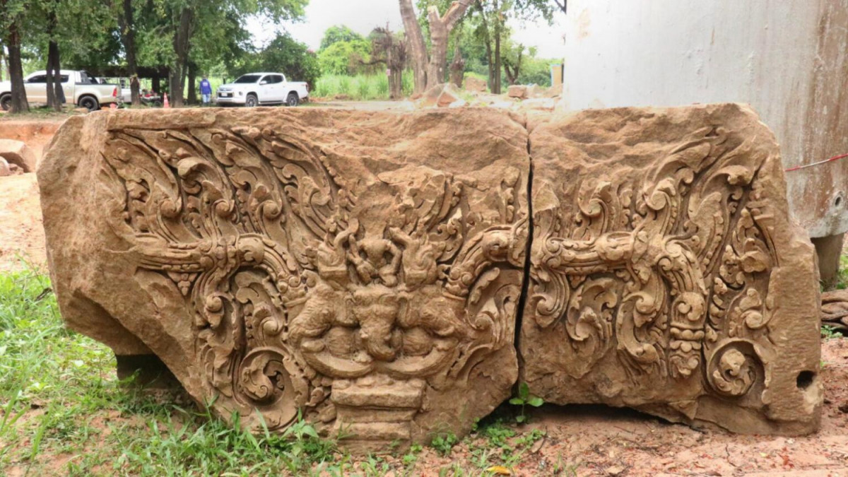Bangkok Post - Archaeological dig finds another age-old stone lintel