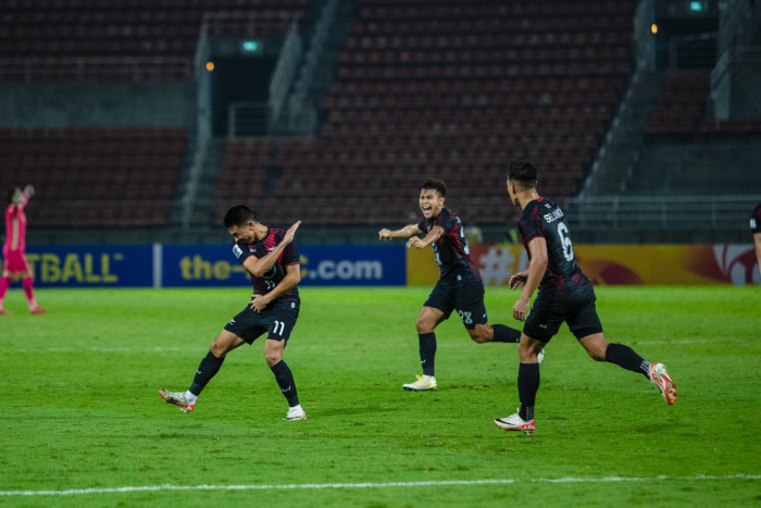 Bangkok Post - Angels flying high, yobs attack Buriram