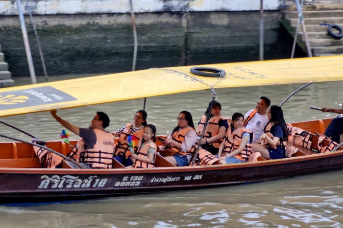 Bangkok Post - Govt denies tourists deserting attractions