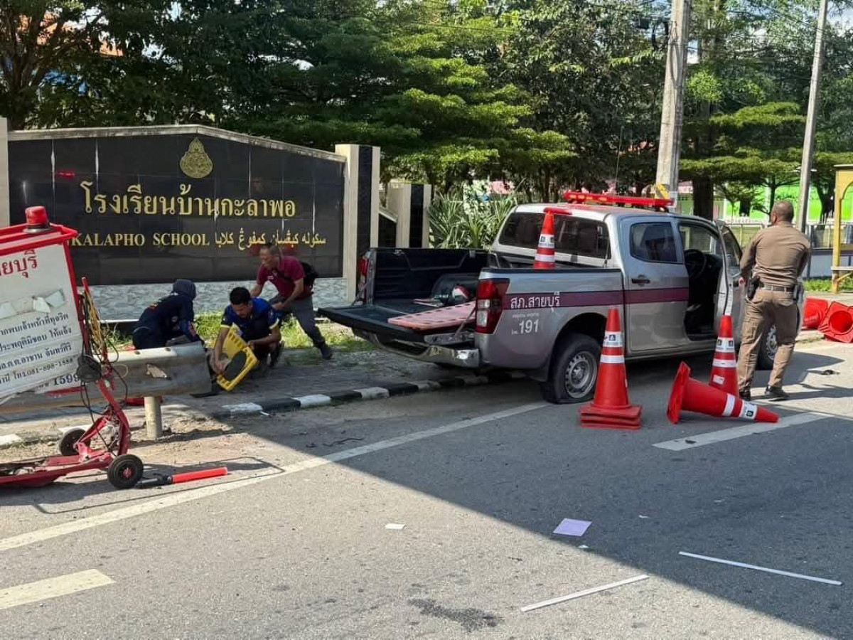 Bangkok Post - Bomb blast injures three policemen