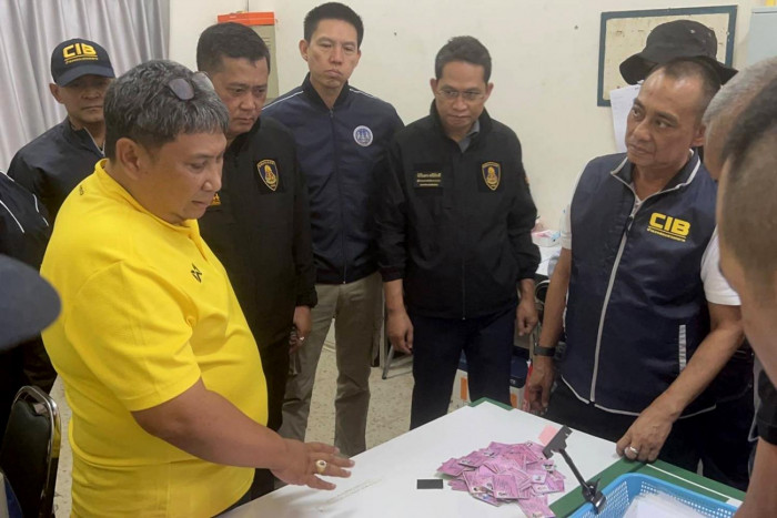 Bangkok Post - Asst district chief held on extortion rap