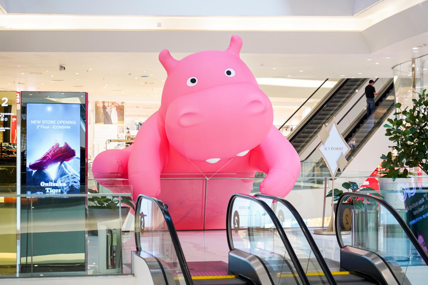 Bangkok Post - Giant panda, pink hippo arrive at Iconsiam