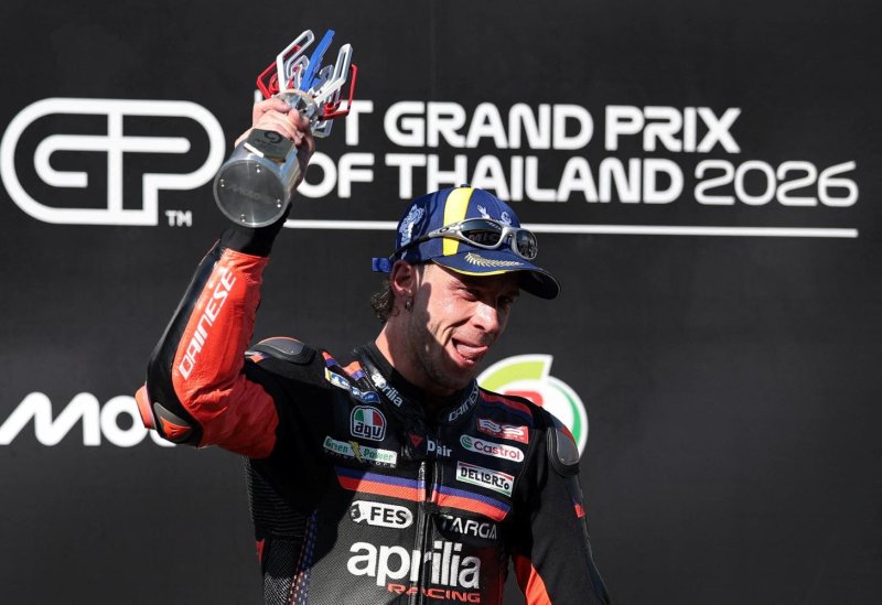 Bangkok Post - Bezzecchi wins as wheel woe forces Marquez out